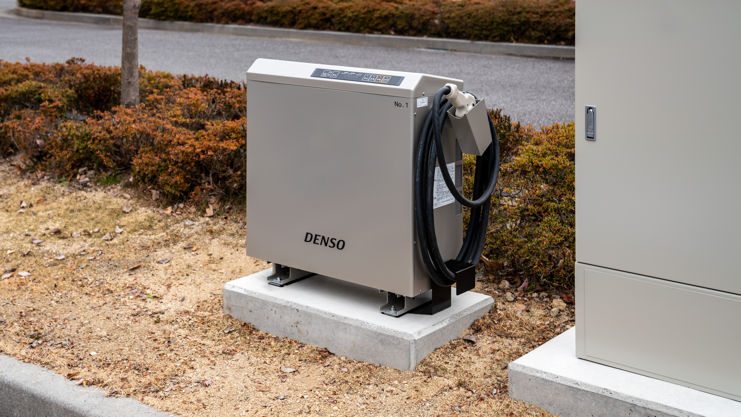 「V2H-充放電器」をデンソー本社に設置 ～EVやPHVに貯めた電気を災害時に活用～ ｜ ニュースルーム ｜ ニュース ｜ DENSO - 株式会社デンソー / Crafting the Core